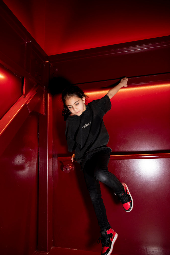 Signature Kids Tee (mineral wash) | TEMPEST FREERUNNING